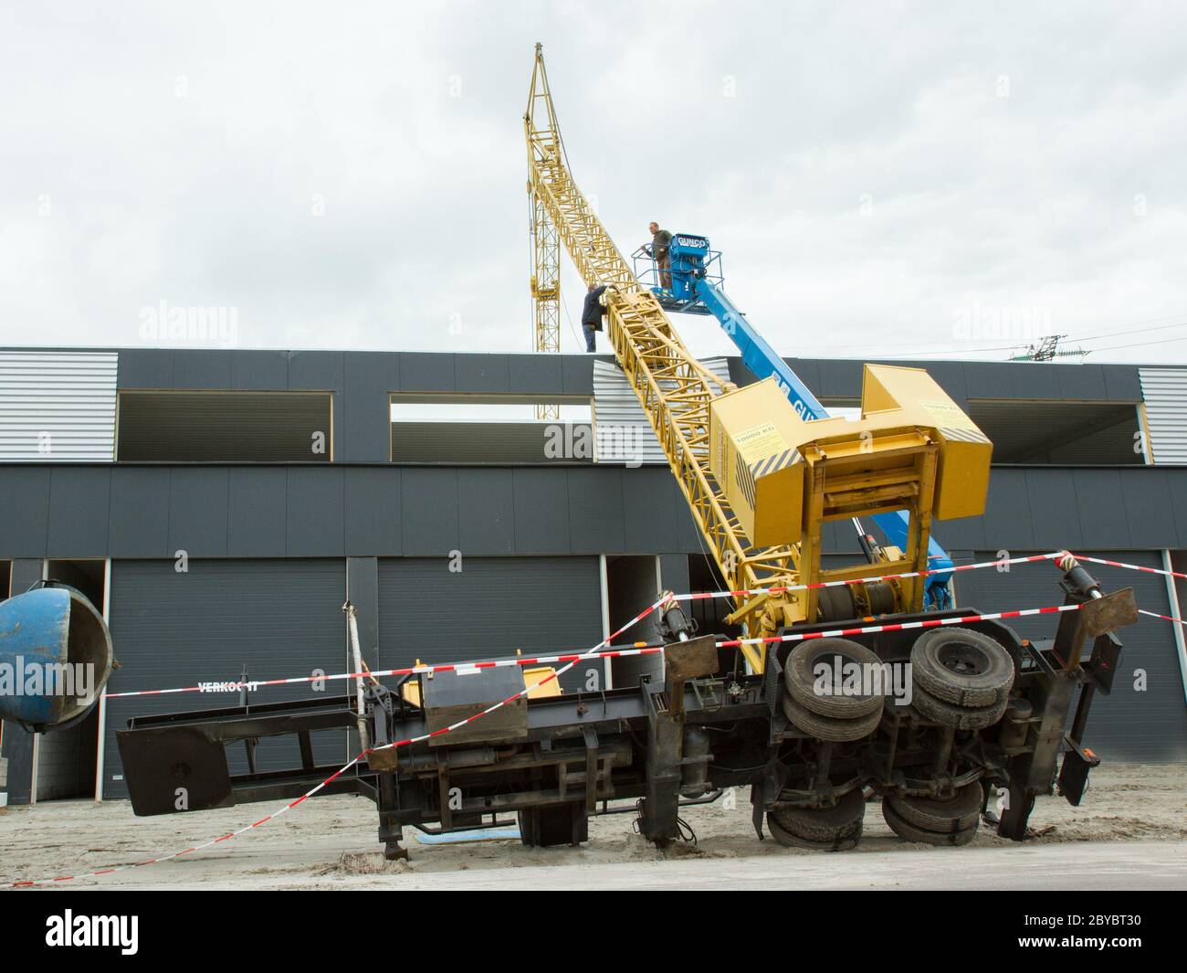 Crane falling over hi-res stock photography and images - Alamy