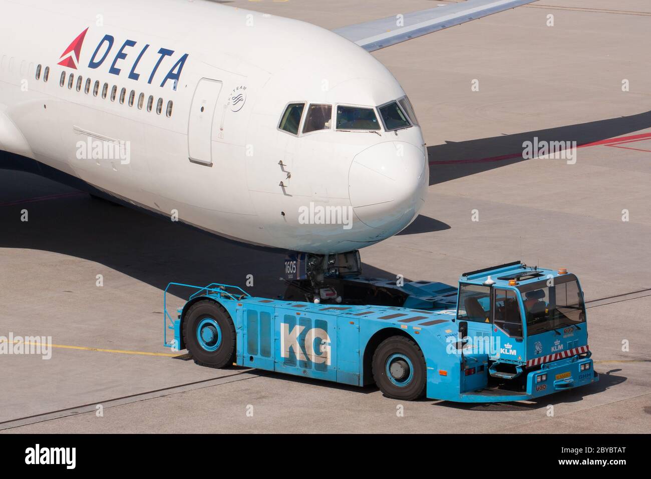 Delta Boeing 737 is pulled by a special tow car Stock Photo - Alamy