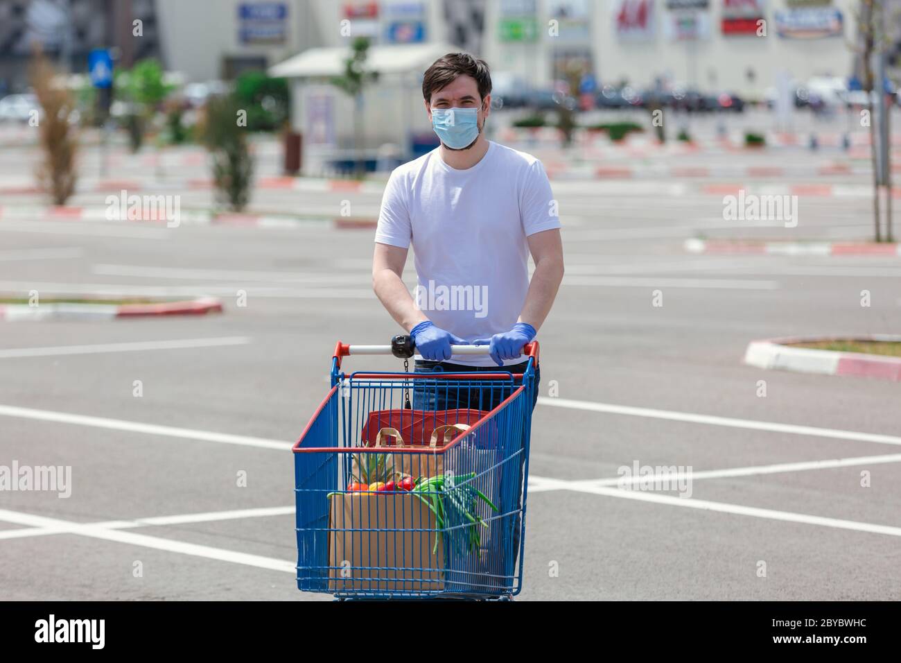Man pushing shopping cart hi-res stock photography and images - Alamy