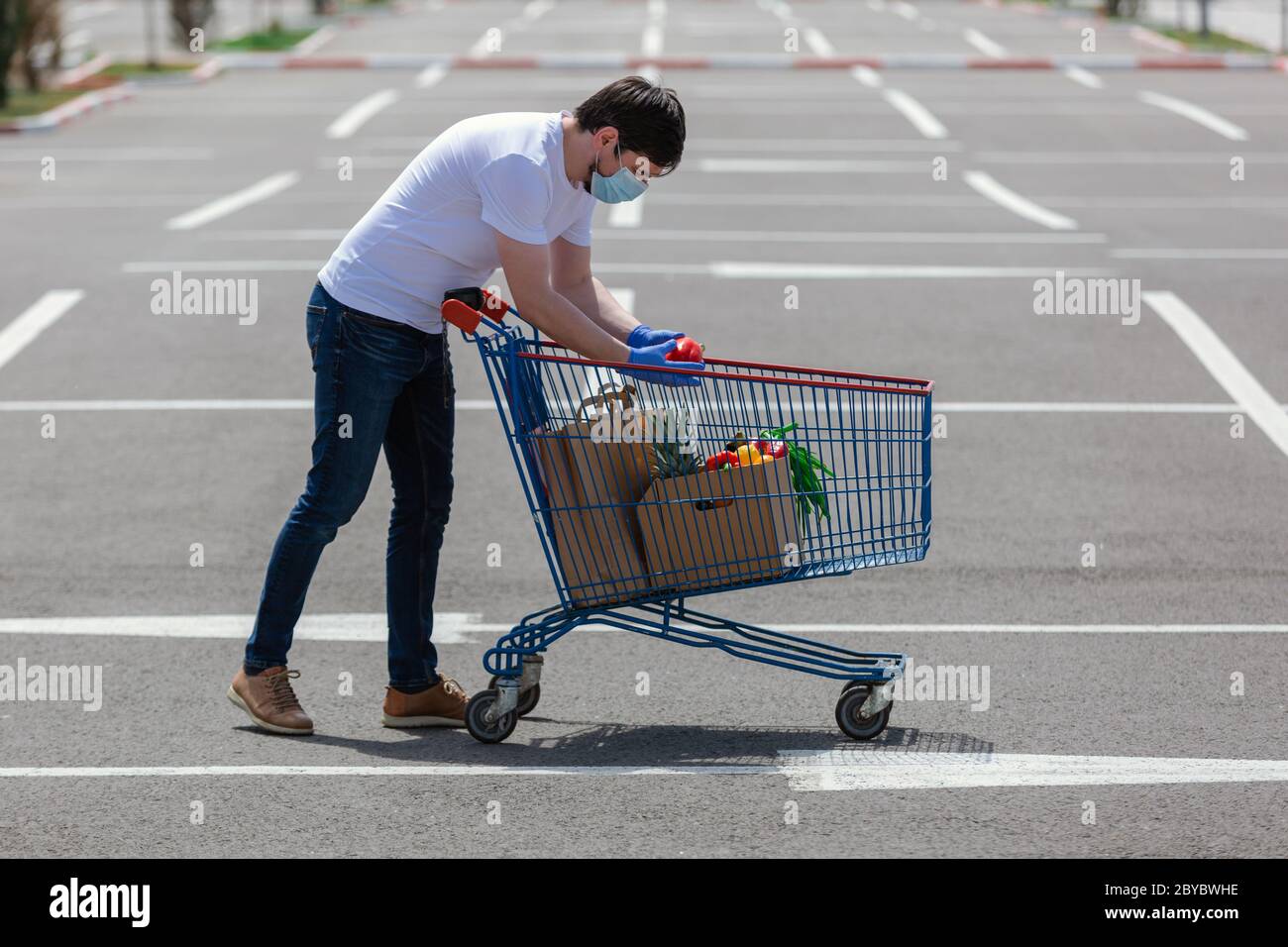 Man pushing shopping cart hi-res stock photography and images - Alamy