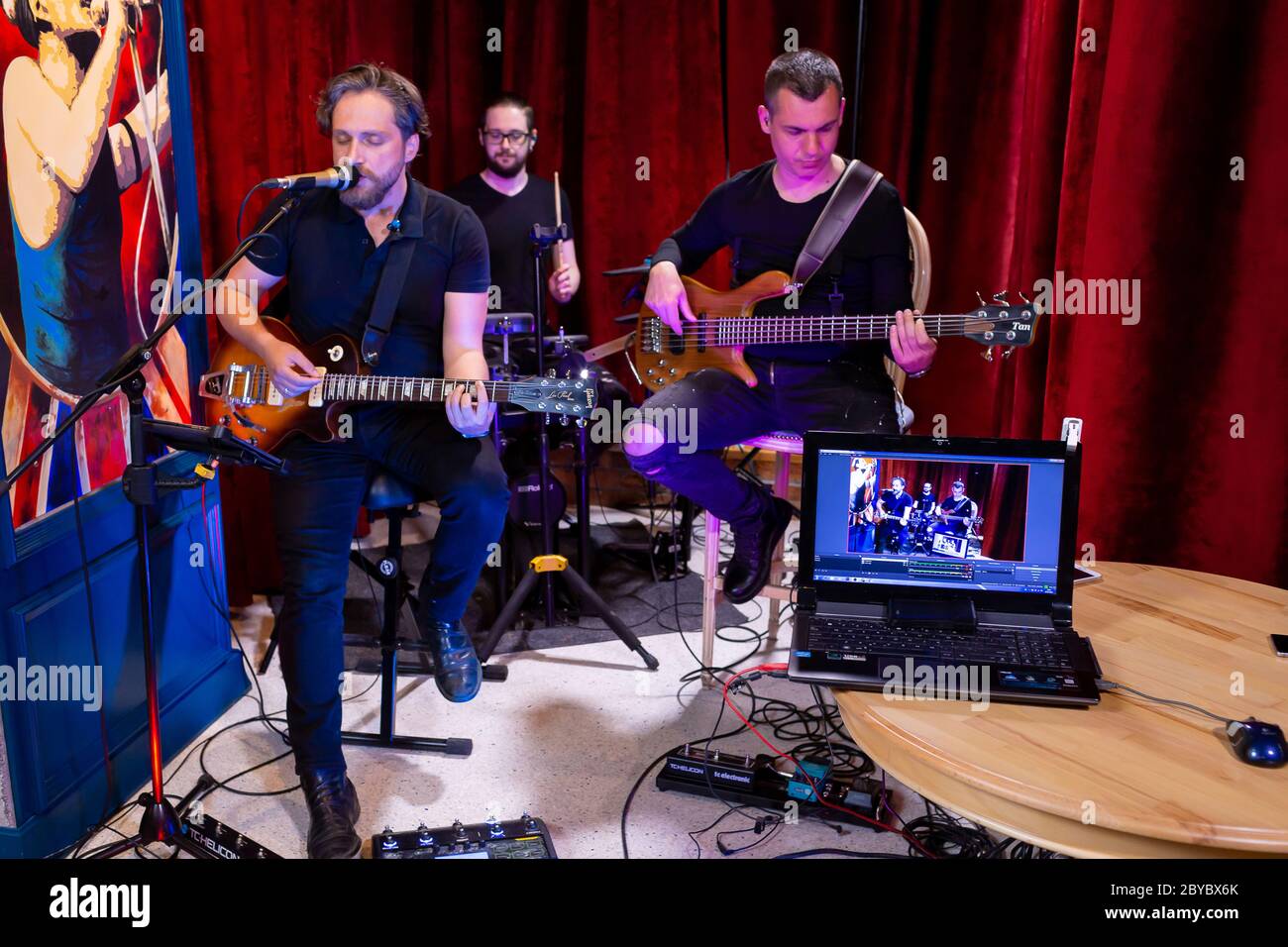 People rock concert broadcast live hi-res stock photography and images ...
