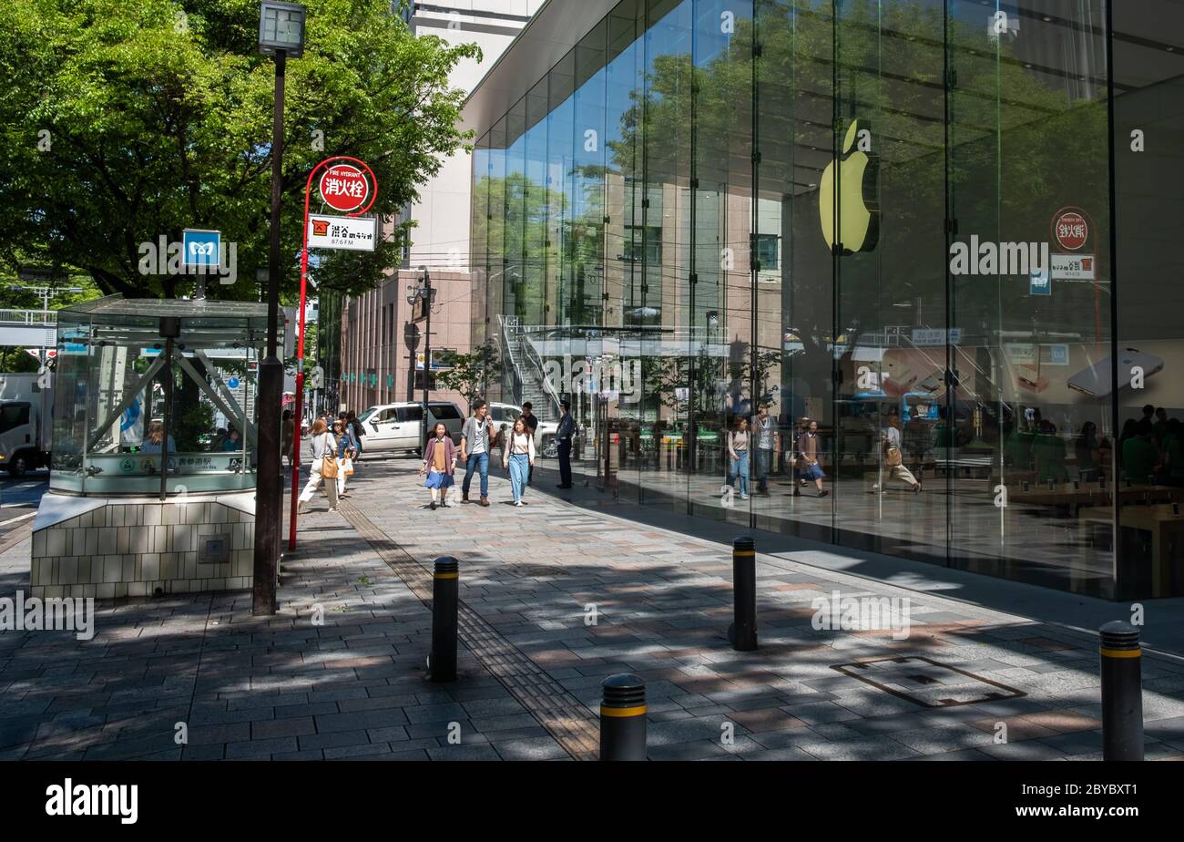 Apple store front at Omotesando street, Tokyo, JApan Stock Photo - Alamy