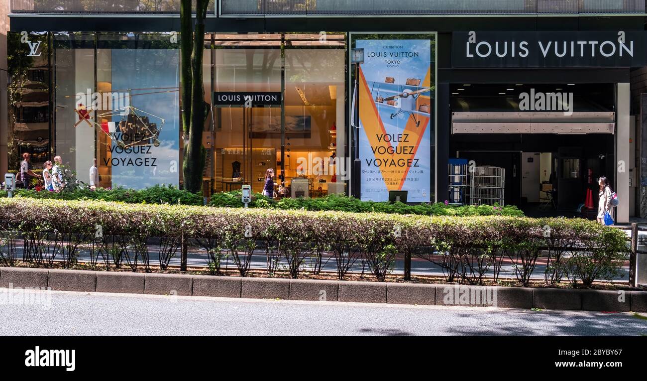 Louis vuitton shop front hi-res stock photography and images - Alamy