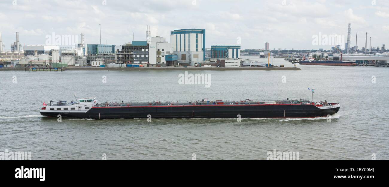 Huge cargo tanker sailing hi-res stock photography and images - Alamy