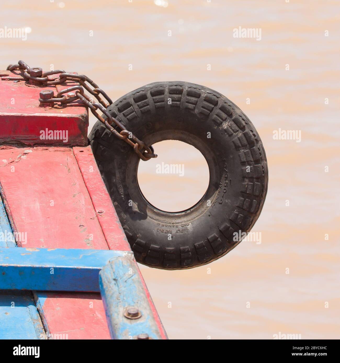Tyre tire fender ship hi-res stock photography and images - Alamy