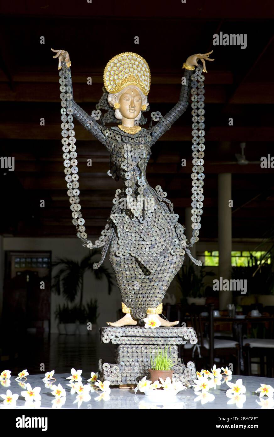 Indonesia-statue of dancer of coins Stock Photo - Alamy