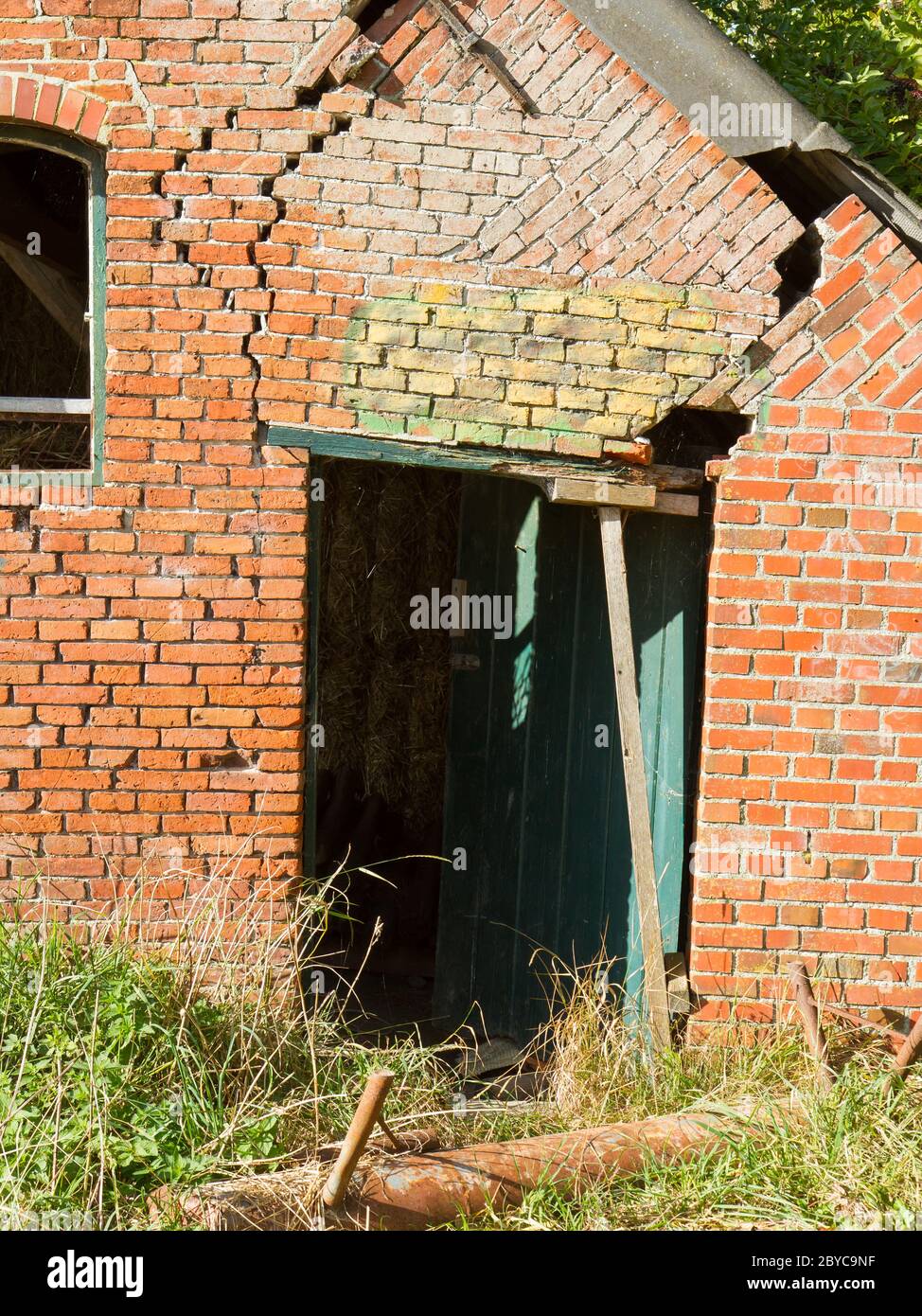 Broken doorway hi-res stock photography and images - Alamy