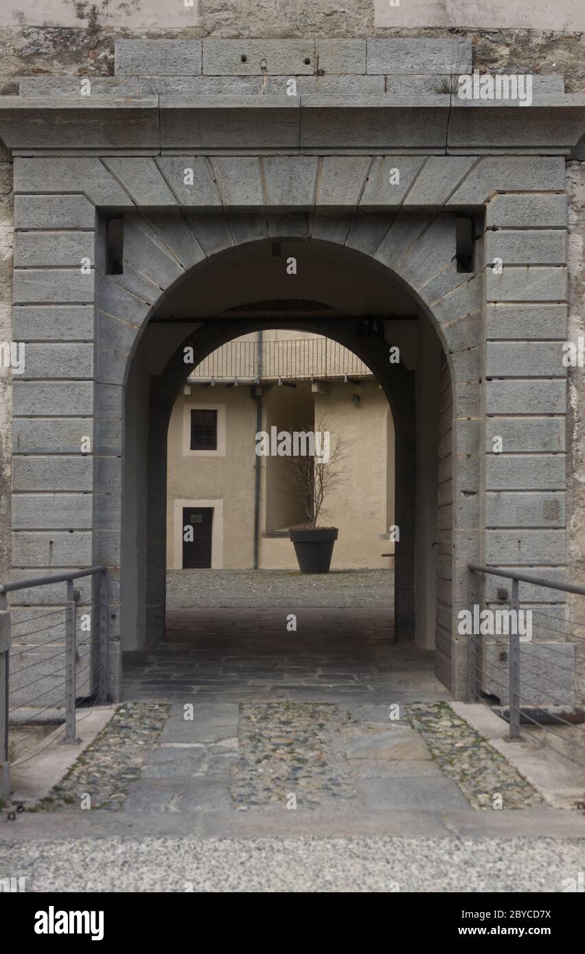 Drawbridge gate entrance castle hi-res stock photography and images - Alamy