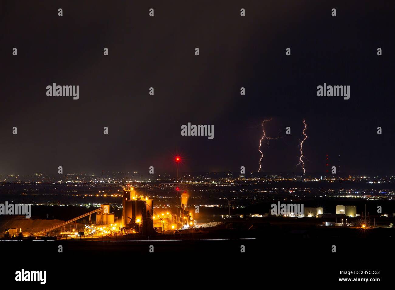 Lightning strikes building hi-res stock photography and images - Alamy