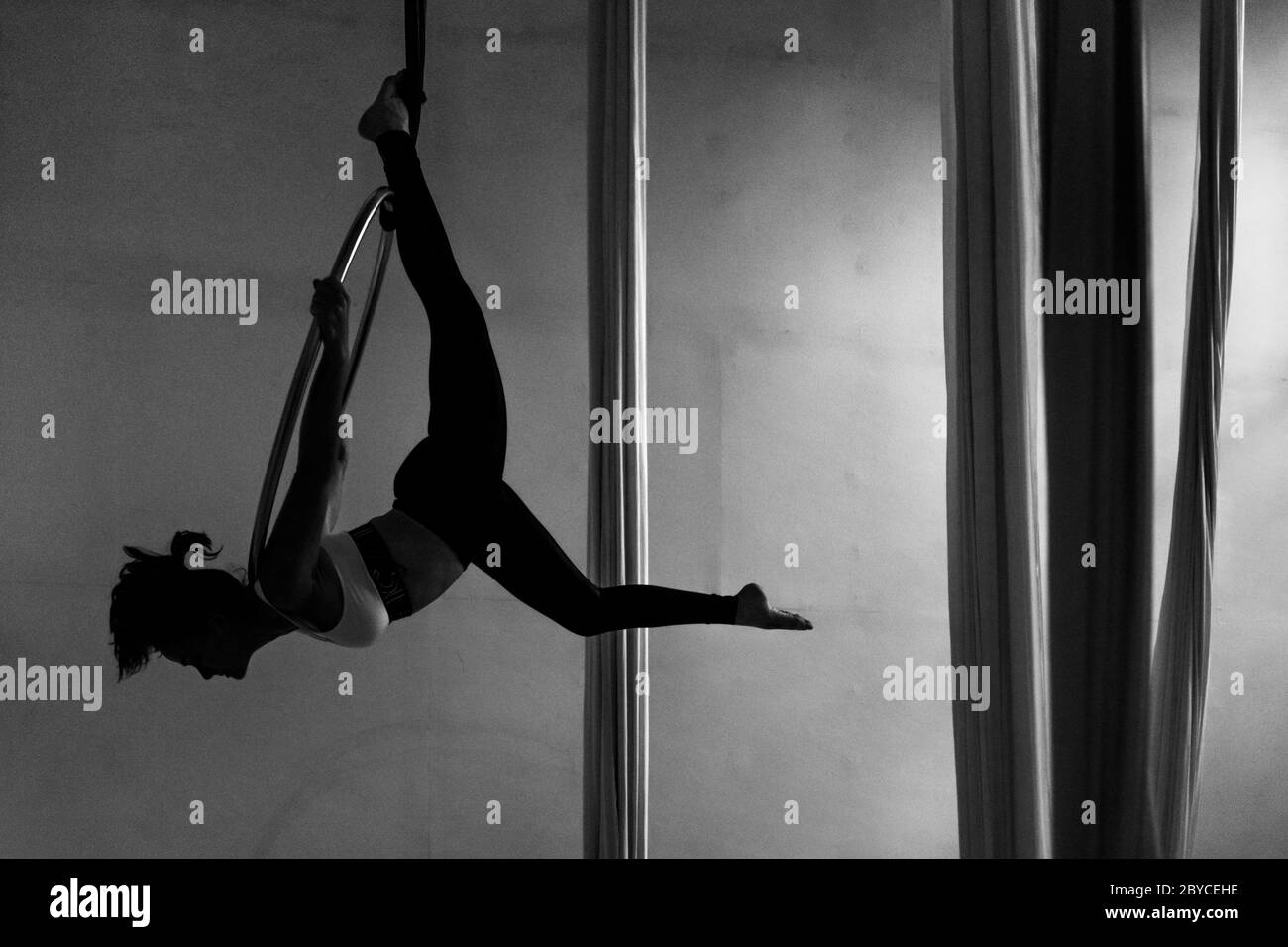 Aerial dancer hi-res stock photography and images - Alamy