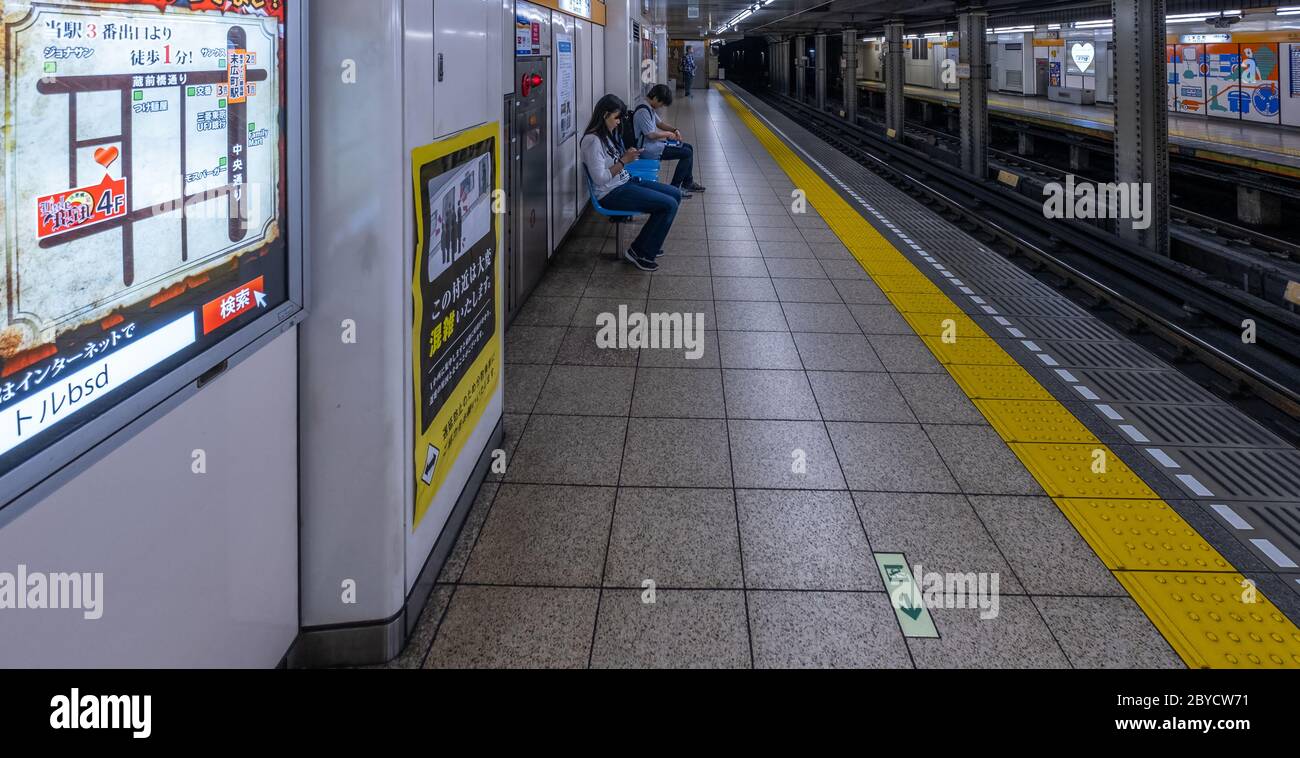 Commuters at an underground Tokyo Metro subway train platform Stock ...