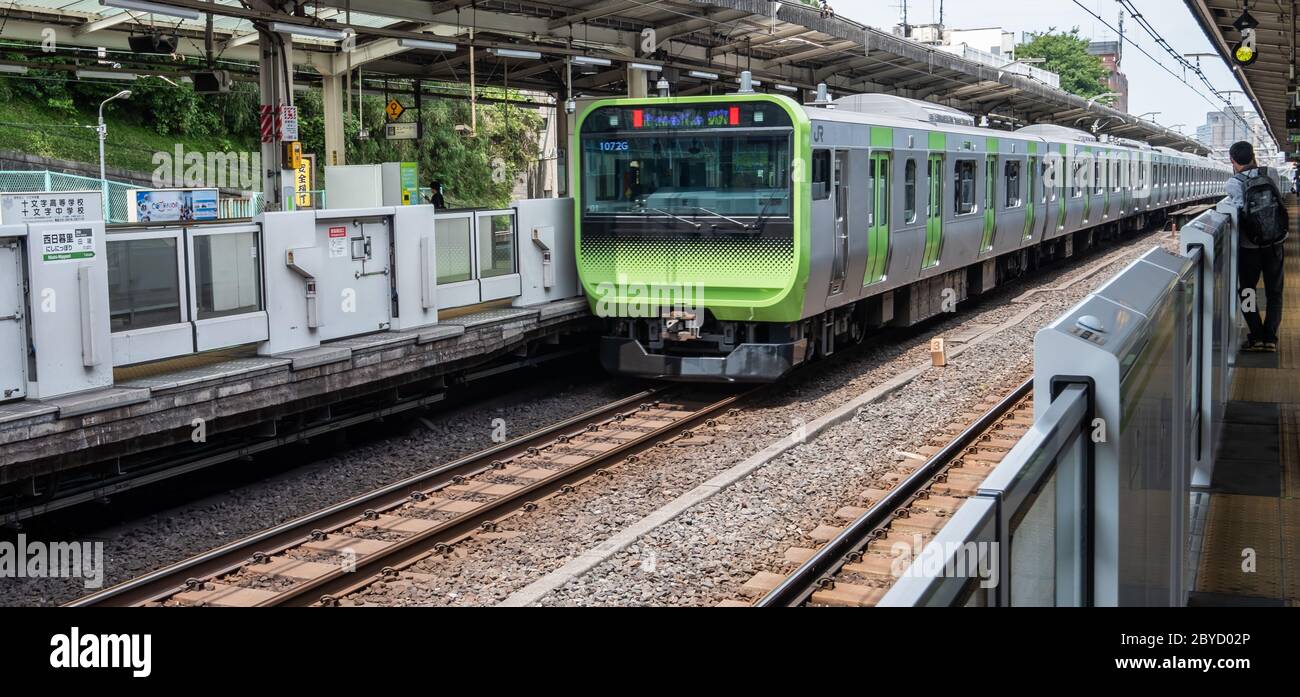 Japan Railway Yamanote line train arriving at Harajuku Station platform, Tokyo, Japan Stock ...