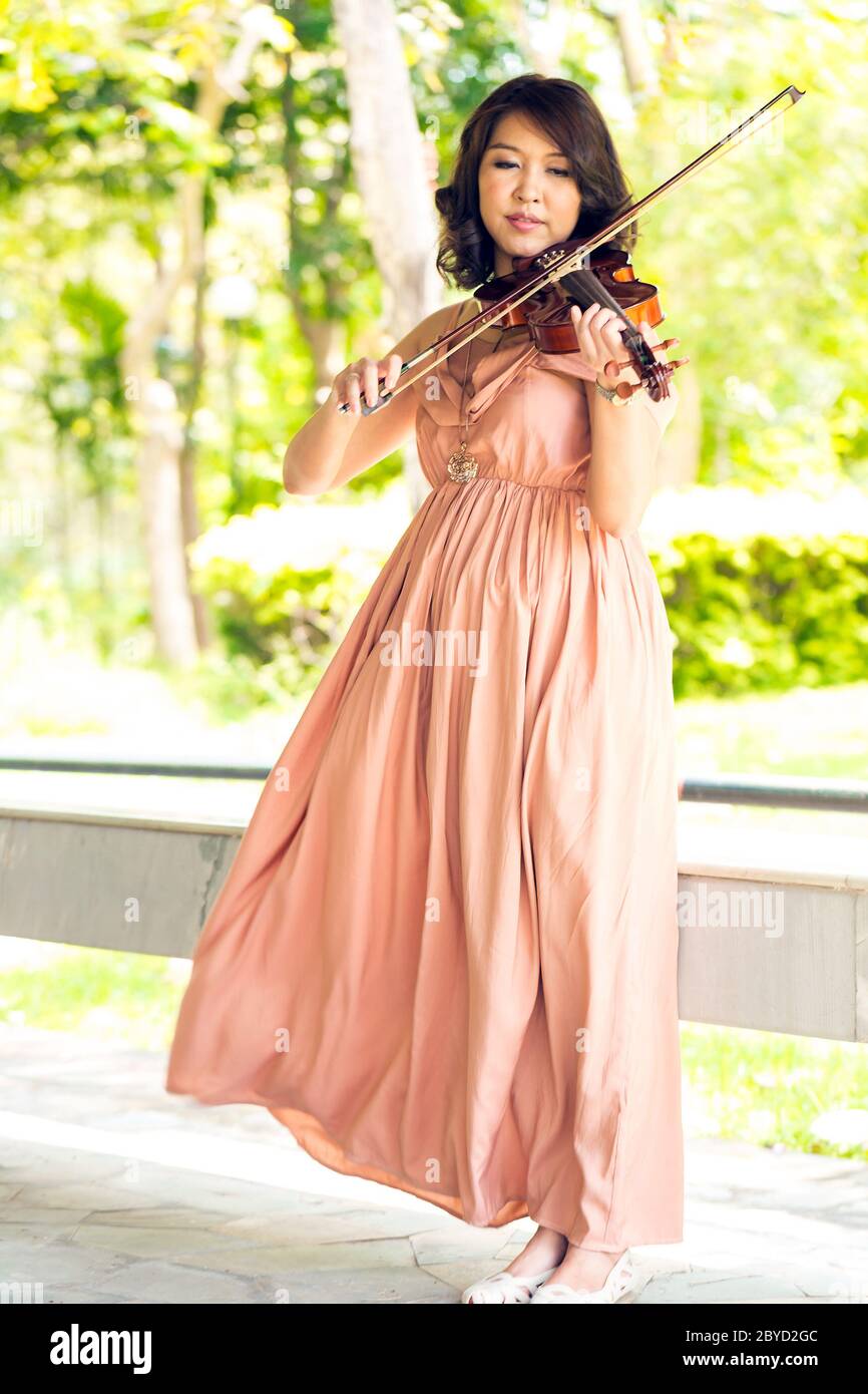 Female asian violinist hi-res stock photography and images - Alamy