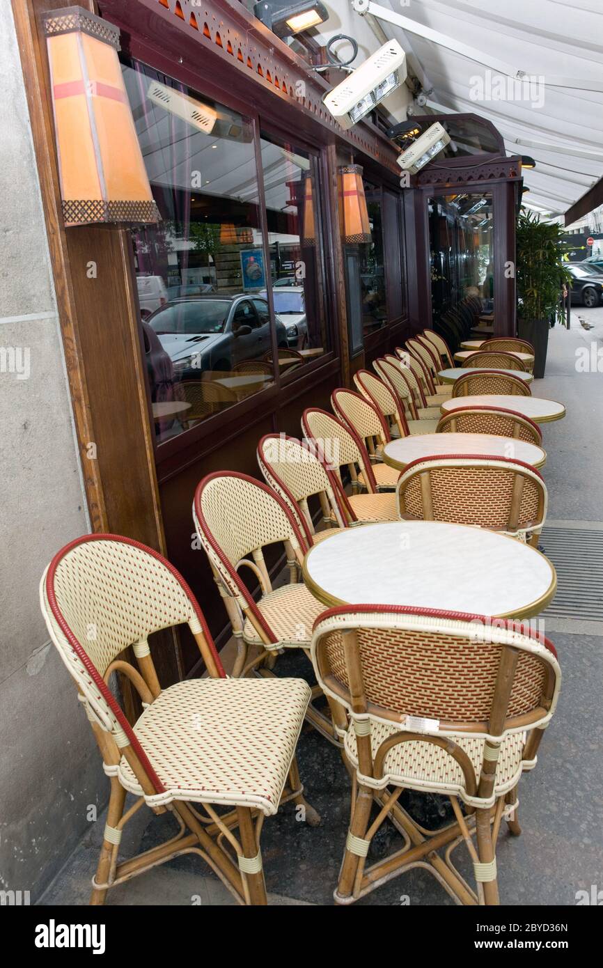 Paris. Tables in street cafe Stock Photo - Alamy