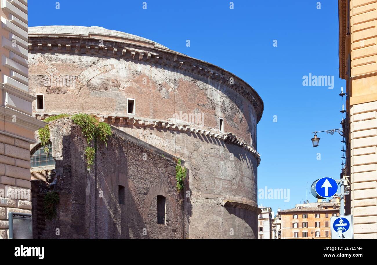 Tomb of raphael pantheon hi-res stock photography and images - Alamy