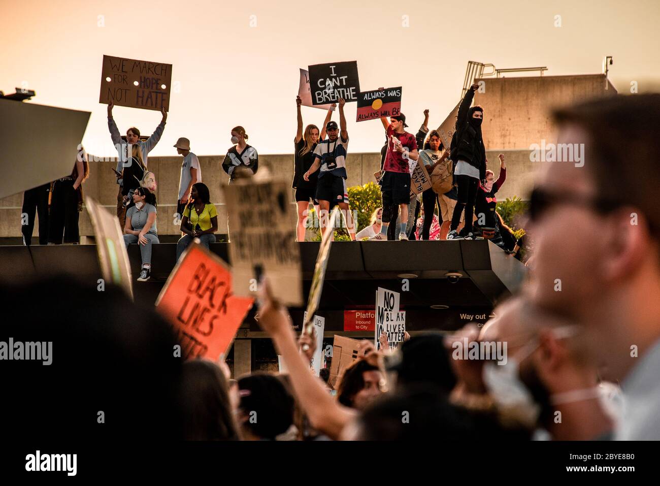 Crowds shout from rooftops at BLM protest Stock Photo - Alamy