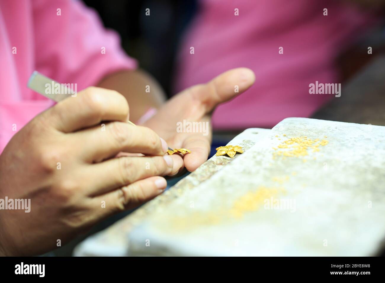 Craftsman hands working gold hi-res stock photography and images - Alamy