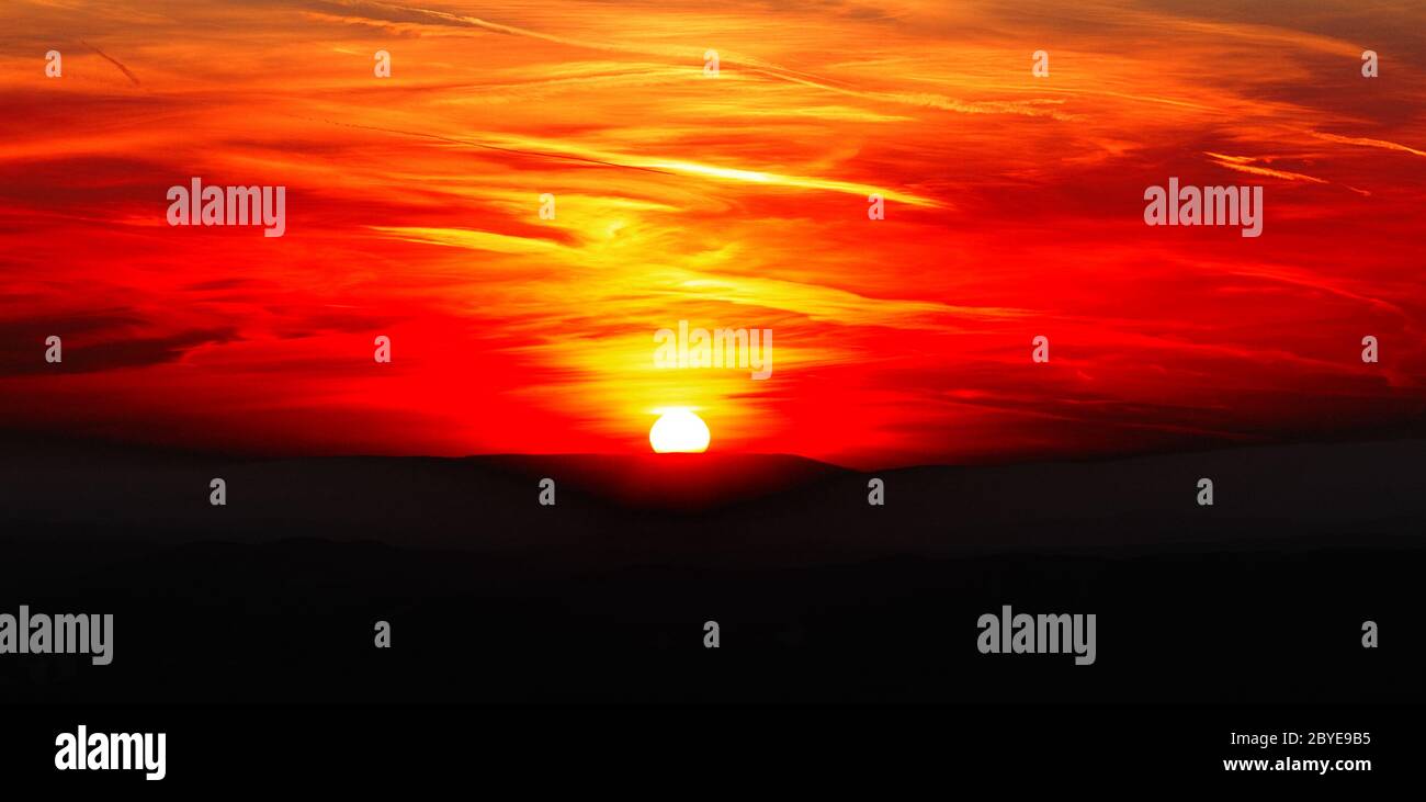 Red sunset sky hi-res stock photography and images - Alamy
