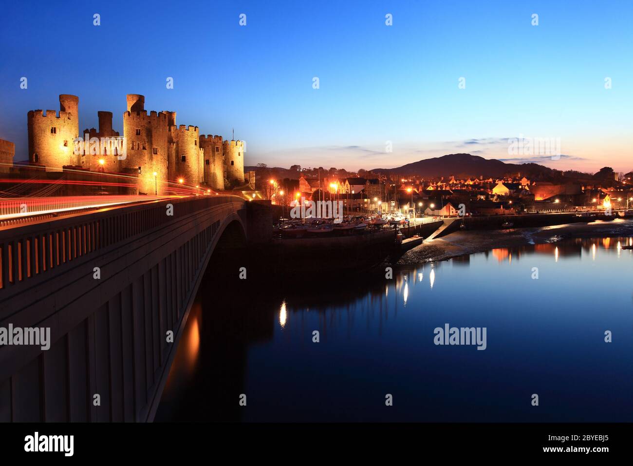 Conwy castle night north wales hi-res stock photography and images - Alamy