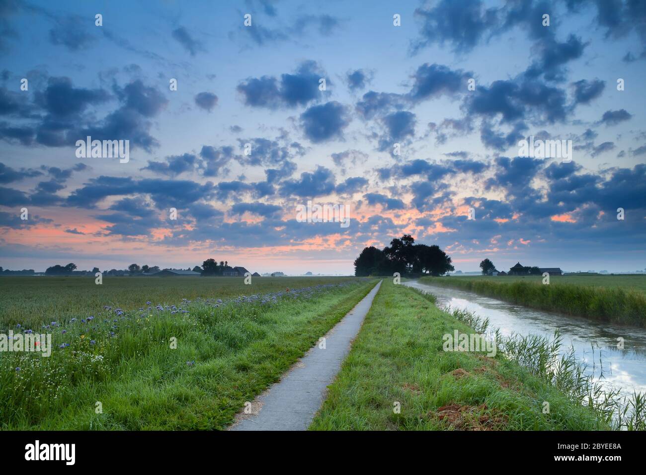 Canal and bicycle hi-res stock photography and images - Alamy