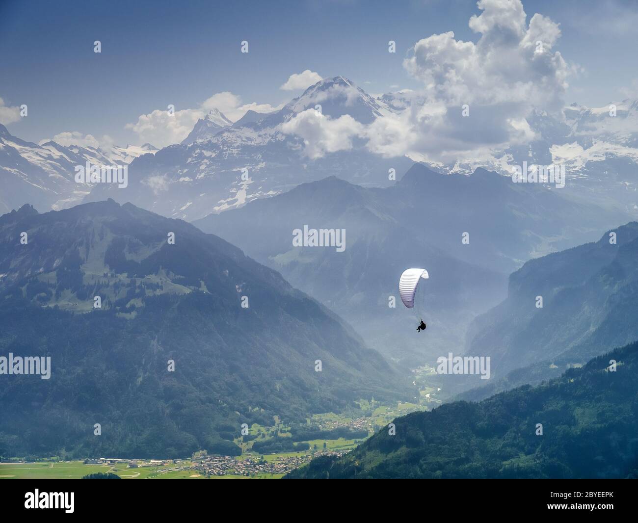 Paraglider in air hi-res stock photography and images - Alamy