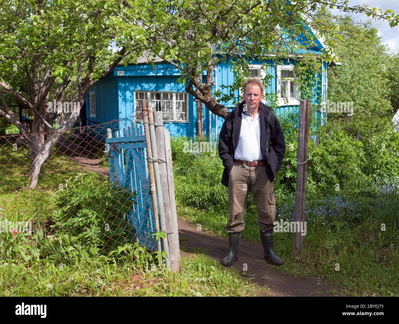 Country cottage gate hi-res stock photography and images - Alamy