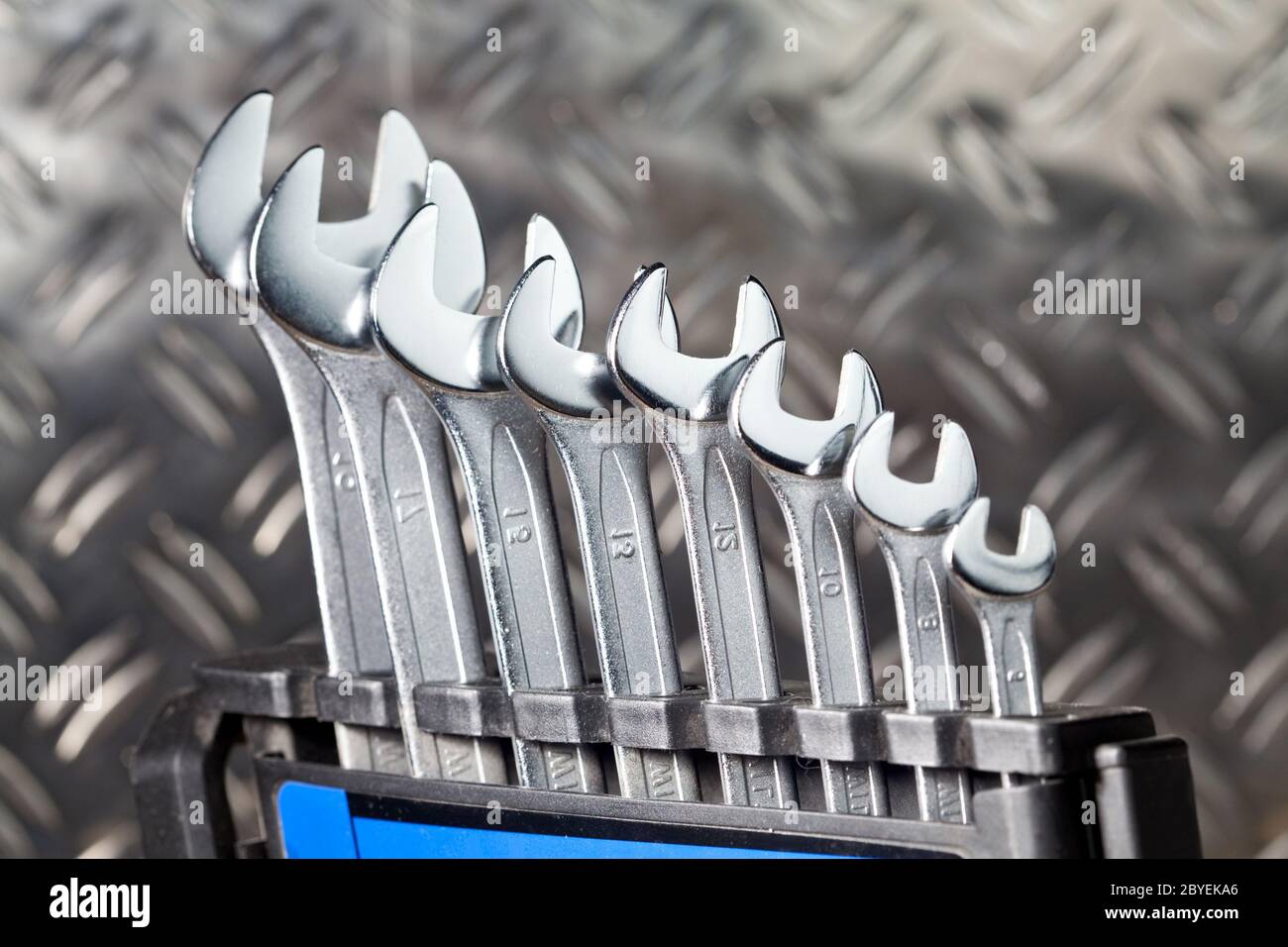 Set of brilliant nut keys of different sizes on su Stock Photo - Alamy