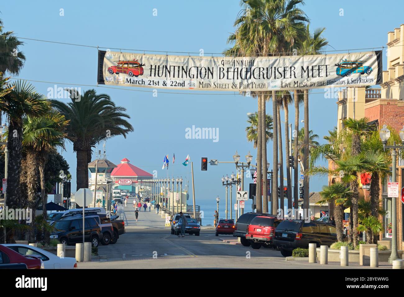 Main Street leading to the city beach pier, Huntington Beach CA Stock ...