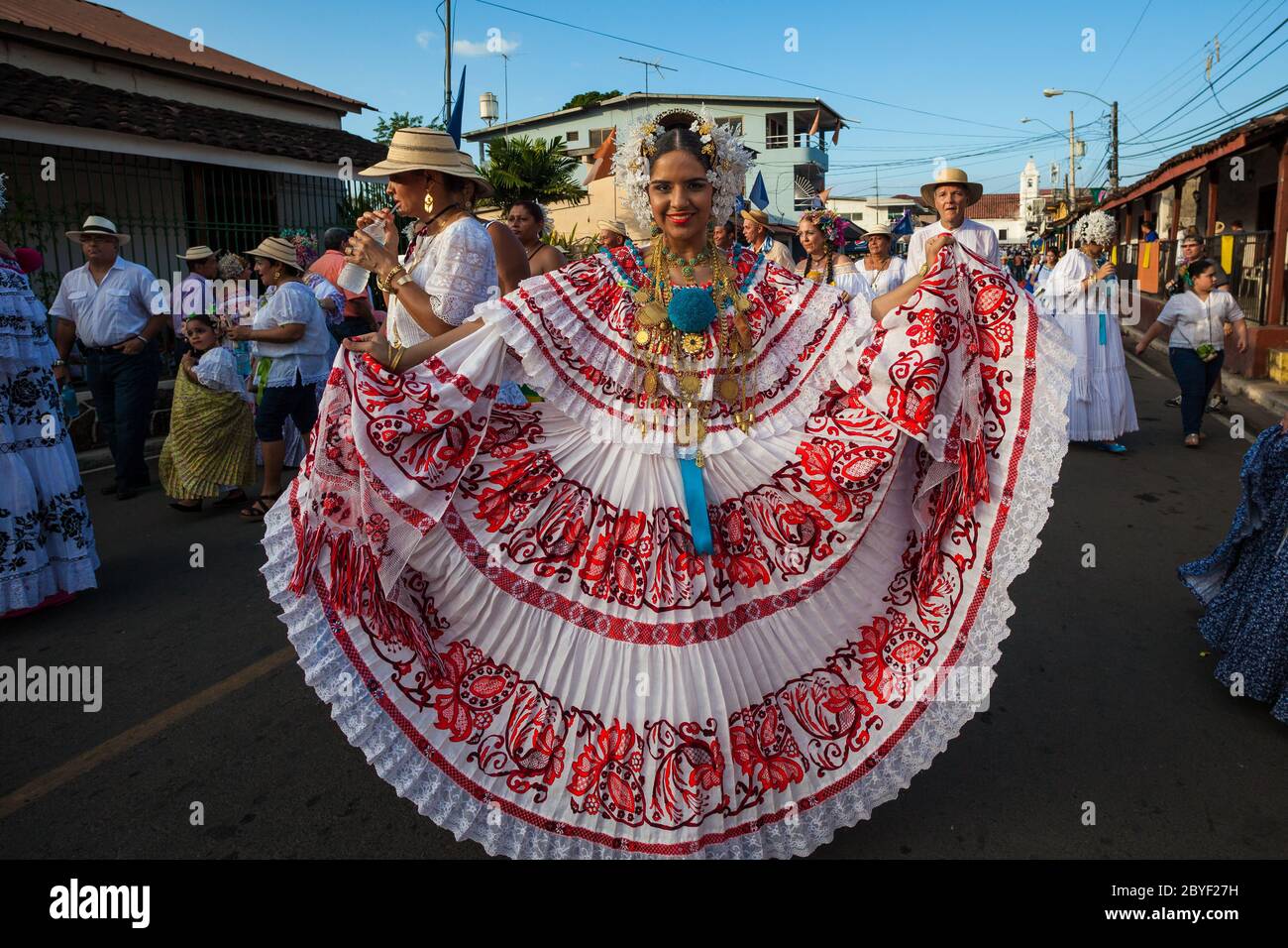 Woman dressed in pollera on the annual event "El desfile de las mil ...