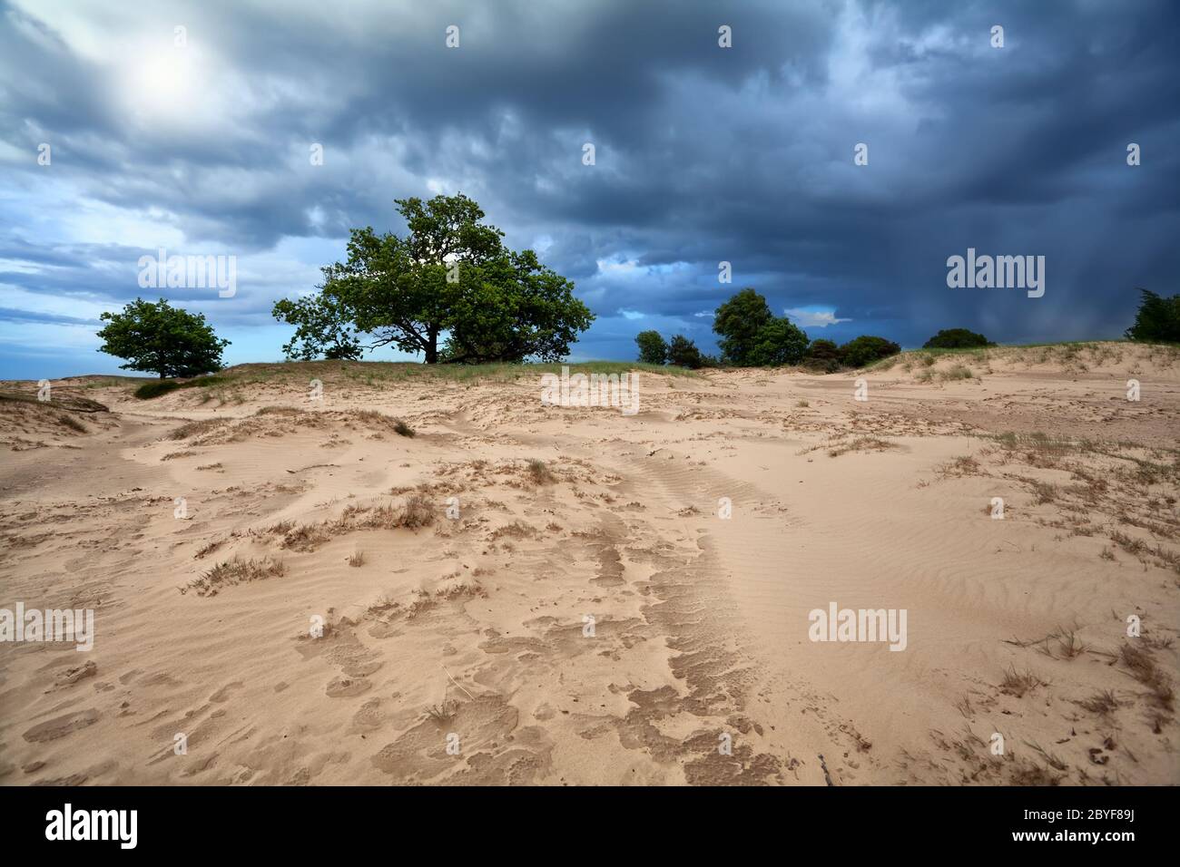 Dramatic curve hi-res stock photography and images - Alamy
