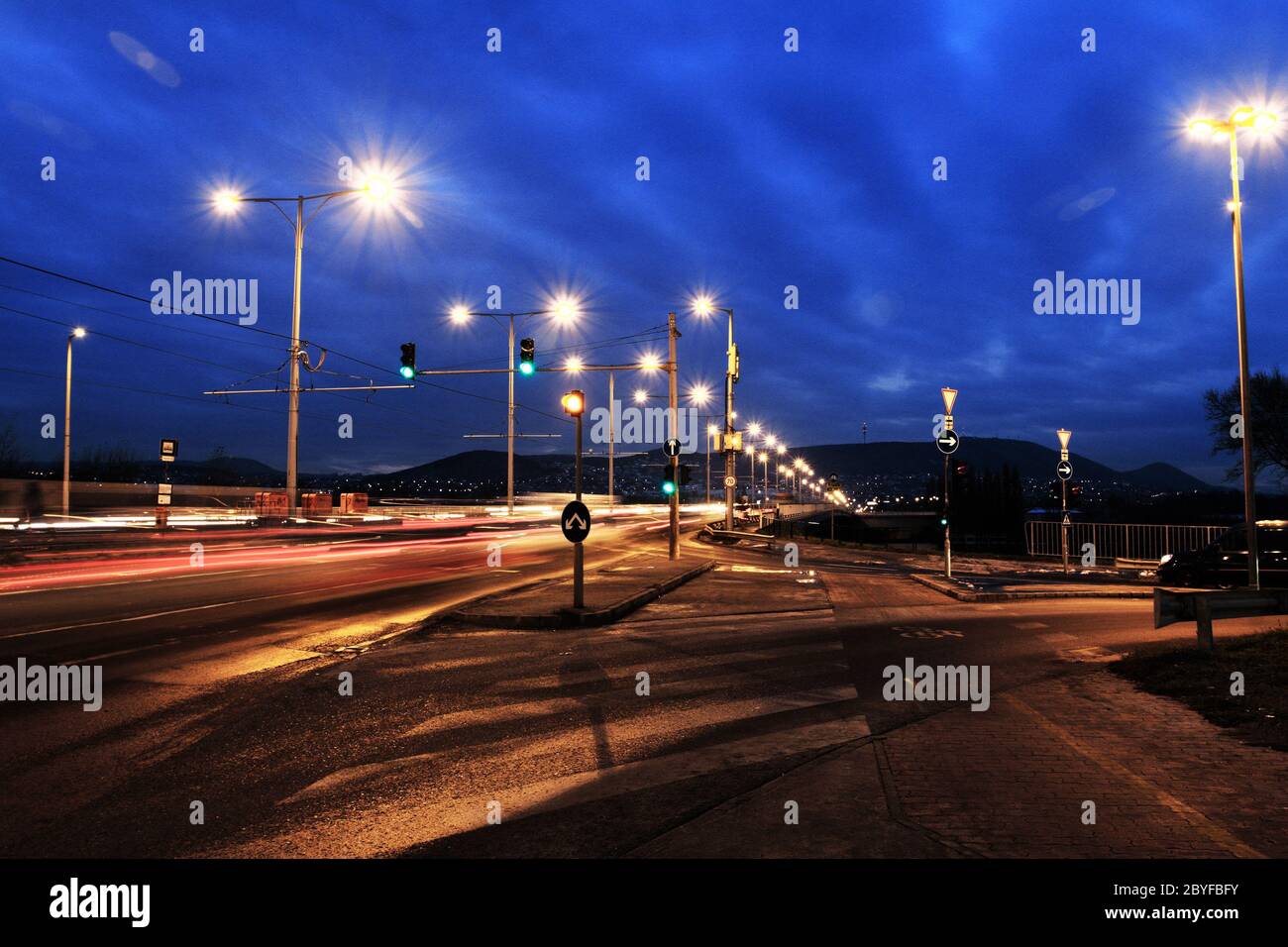 Night sky and cars hi-res stock photography and images - Alamy