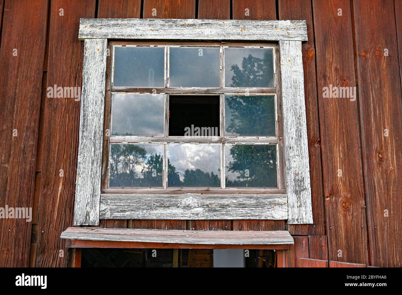 Barn with broken window hi-res stock photography and images - Alamy