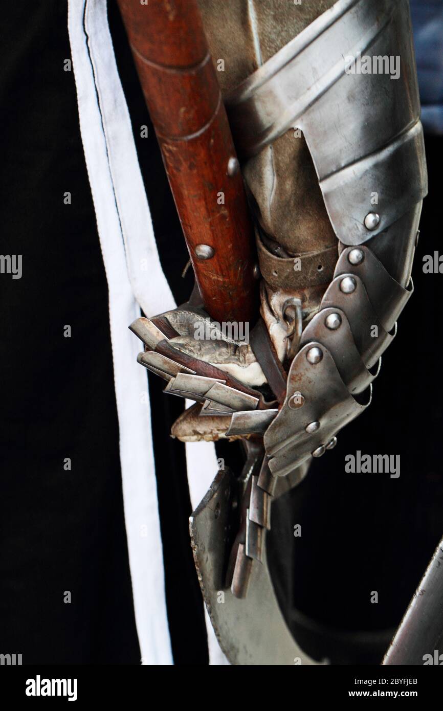 Medieval knight armour hi-res stock photography and images - Alamy