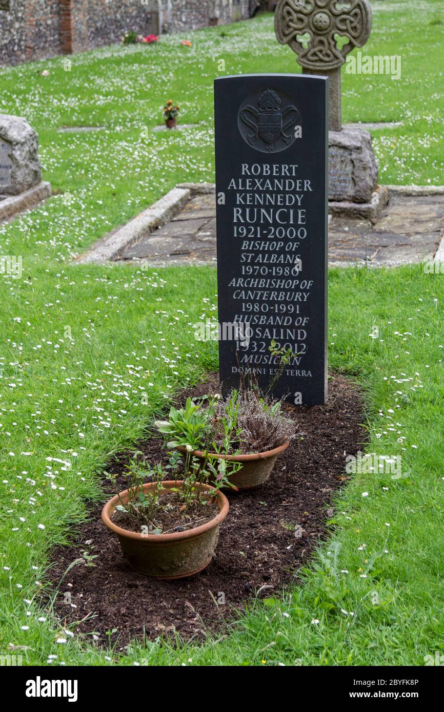 Grave of Robert Runcie, Archbishop of Canterbury (1980-91) in Saint ...