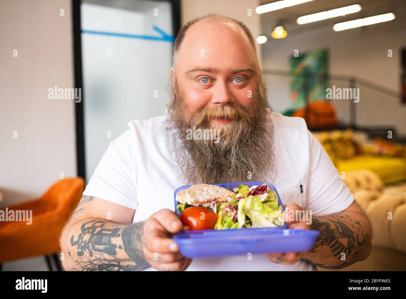 Man in tshirt eating hi-res stock photography and images - Alamy