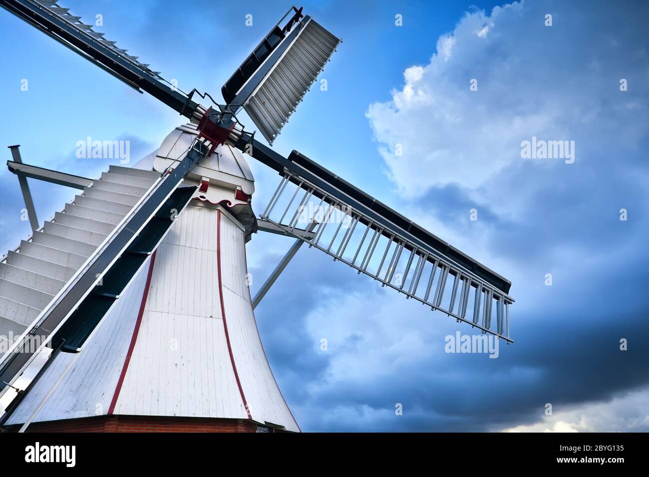 White windmill blue sky hi-res stock photography and images - Alamy