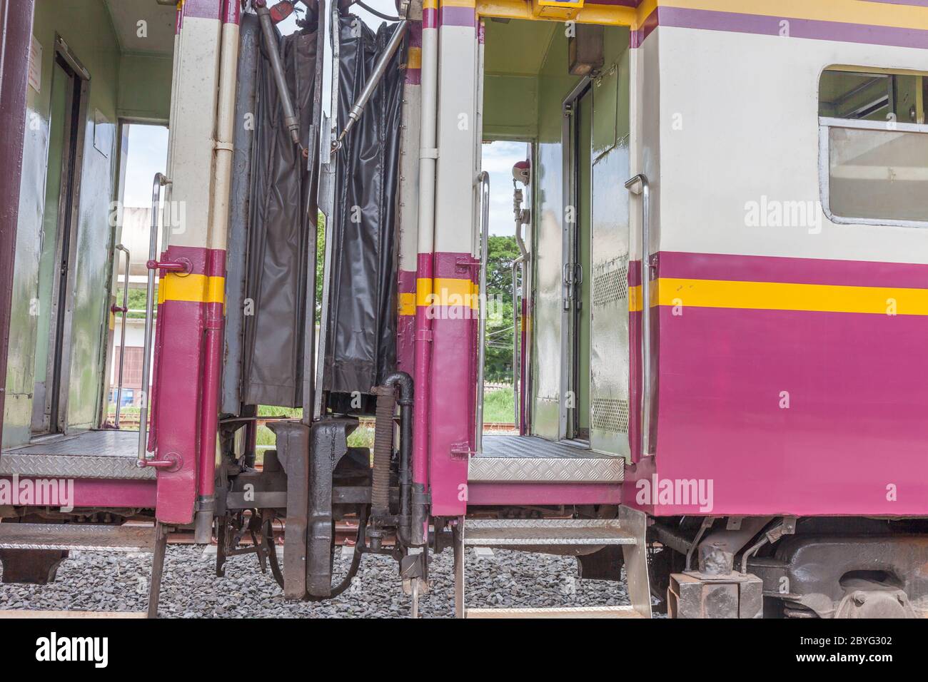 Automatic platform gate hi-res stock photography and images - Alamy