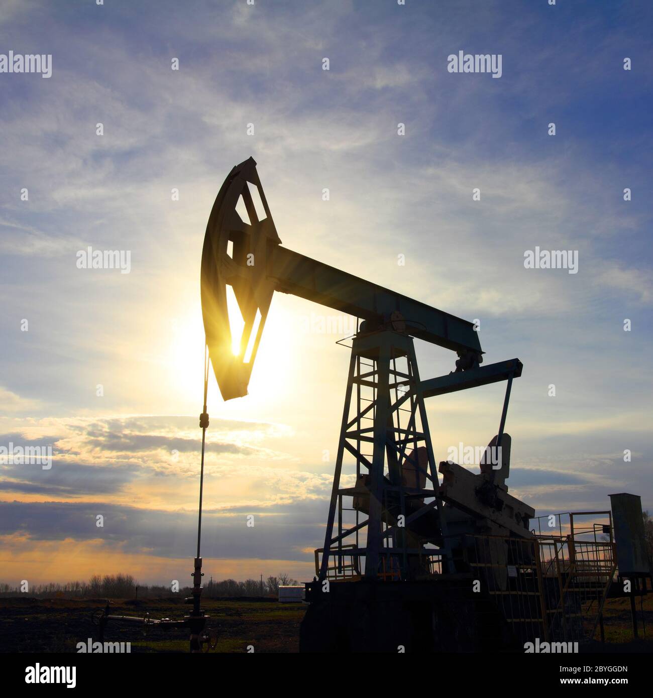 Oil pump sunset hi-res stock photography and images - Alamy