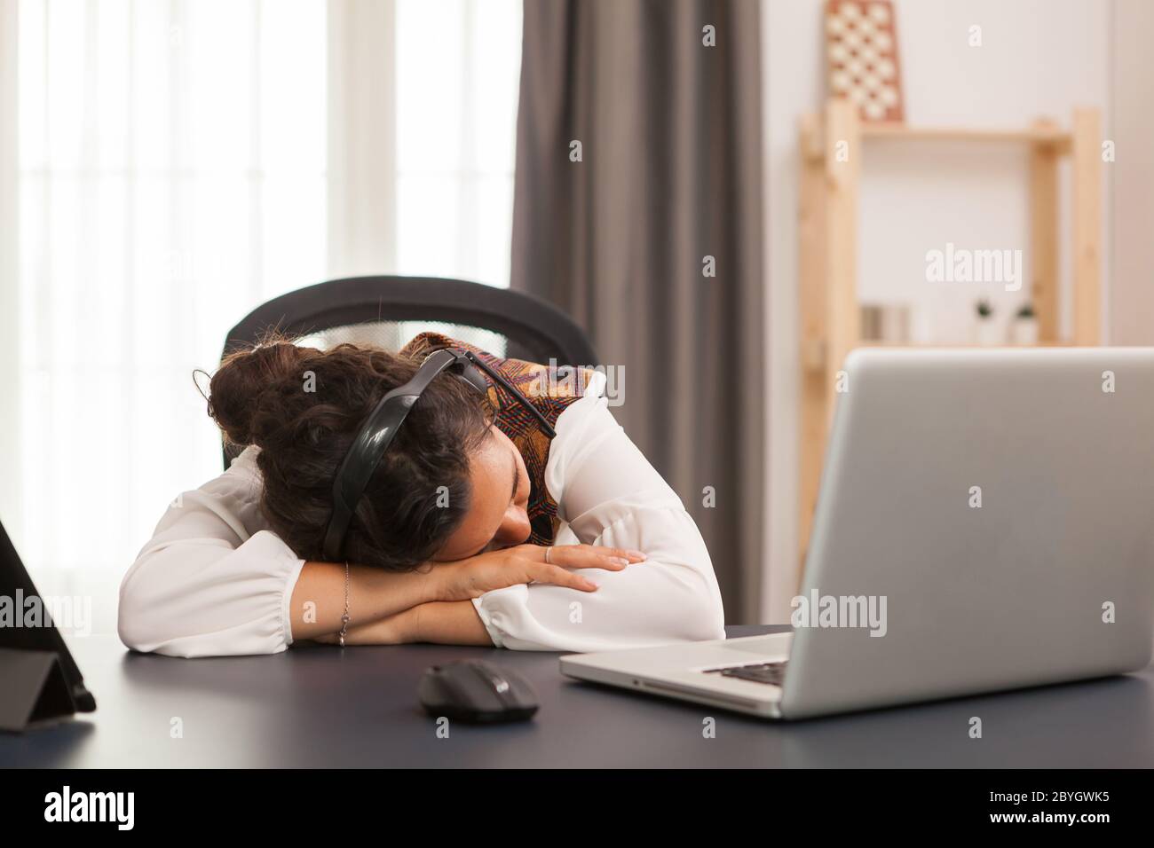 Woman sleeping on desk while working from home office Stock Photo - Alamy