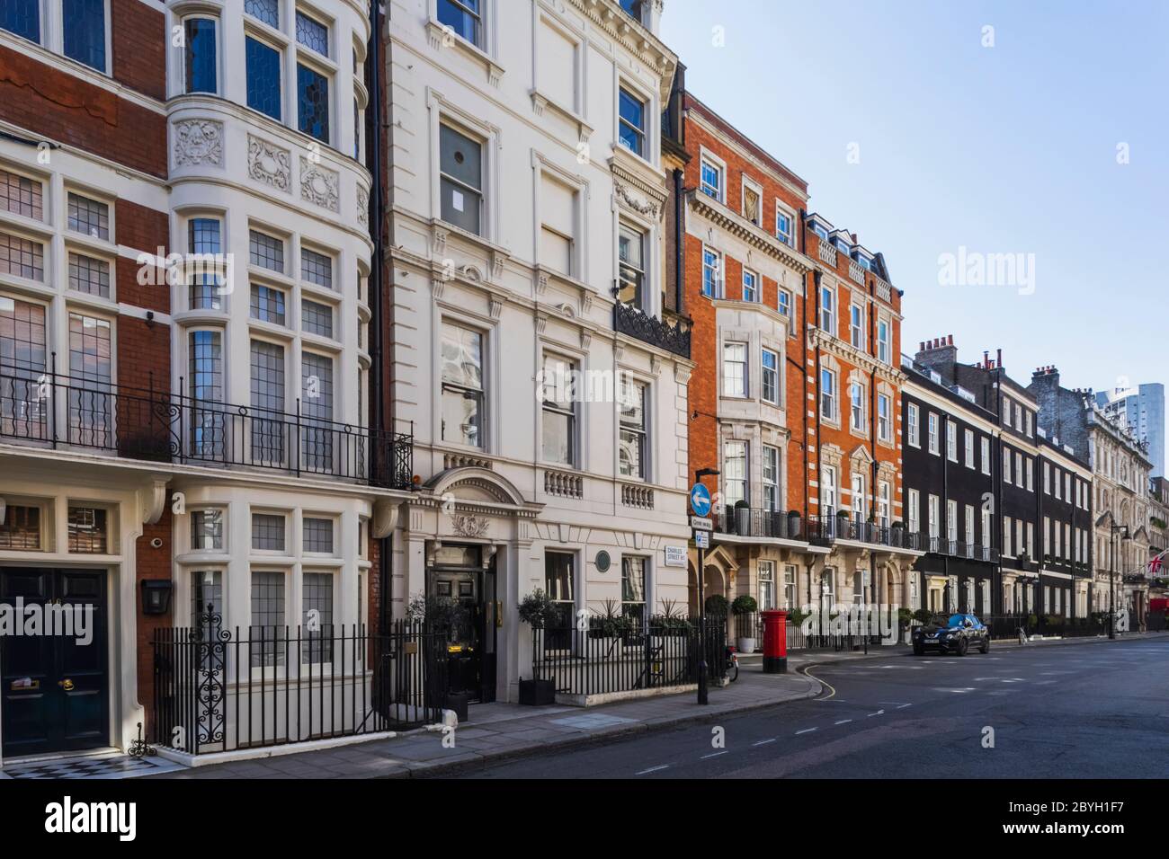 Mayfair houses street london hi-res stock photography and images - Alamy