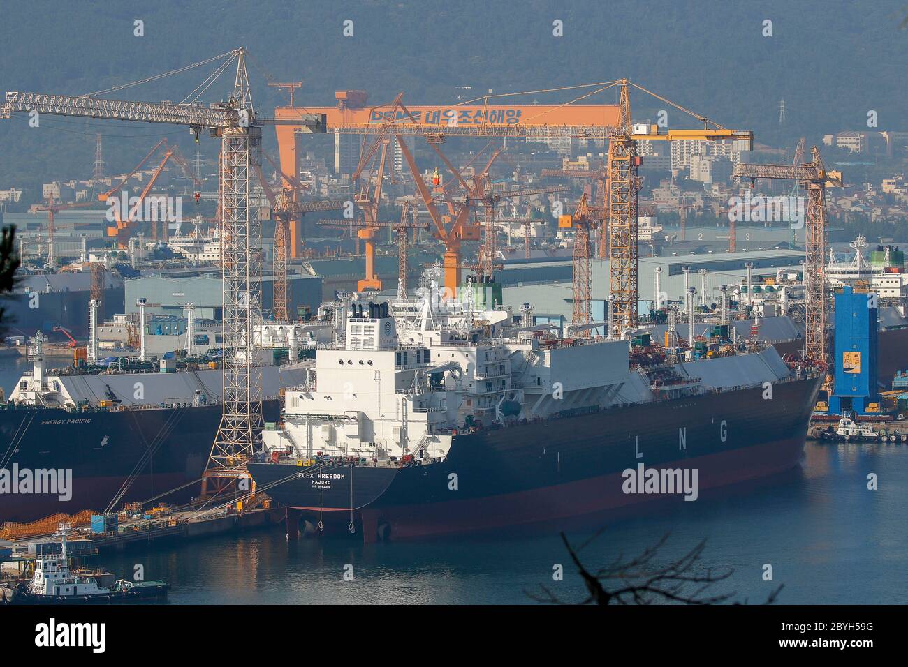 View scene of hyundai mipo dockyard hi-res stock photography and images ...