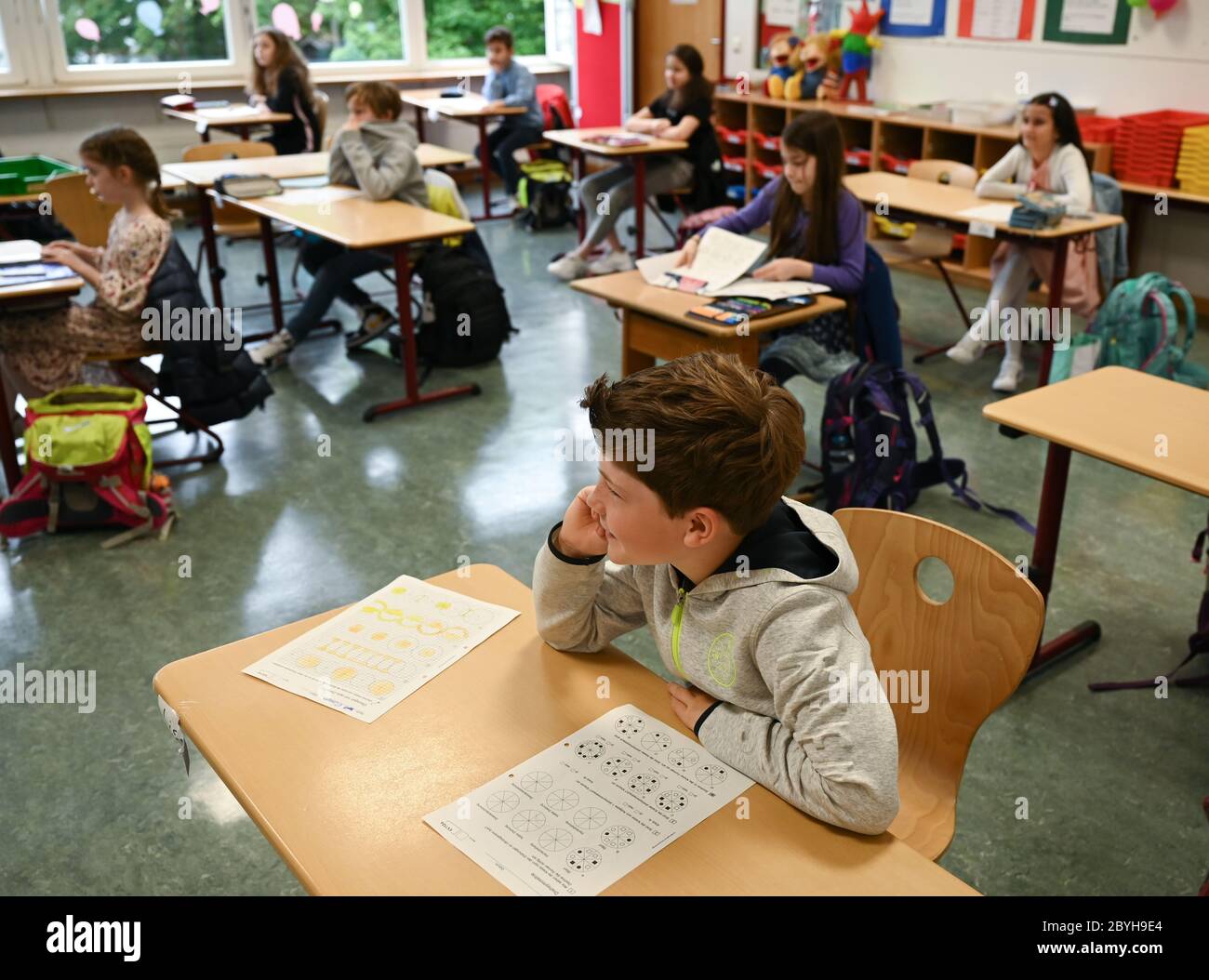 Wiesbaden, Germany. 10th June, 2020. Pupils of class 4b of the Robert ...