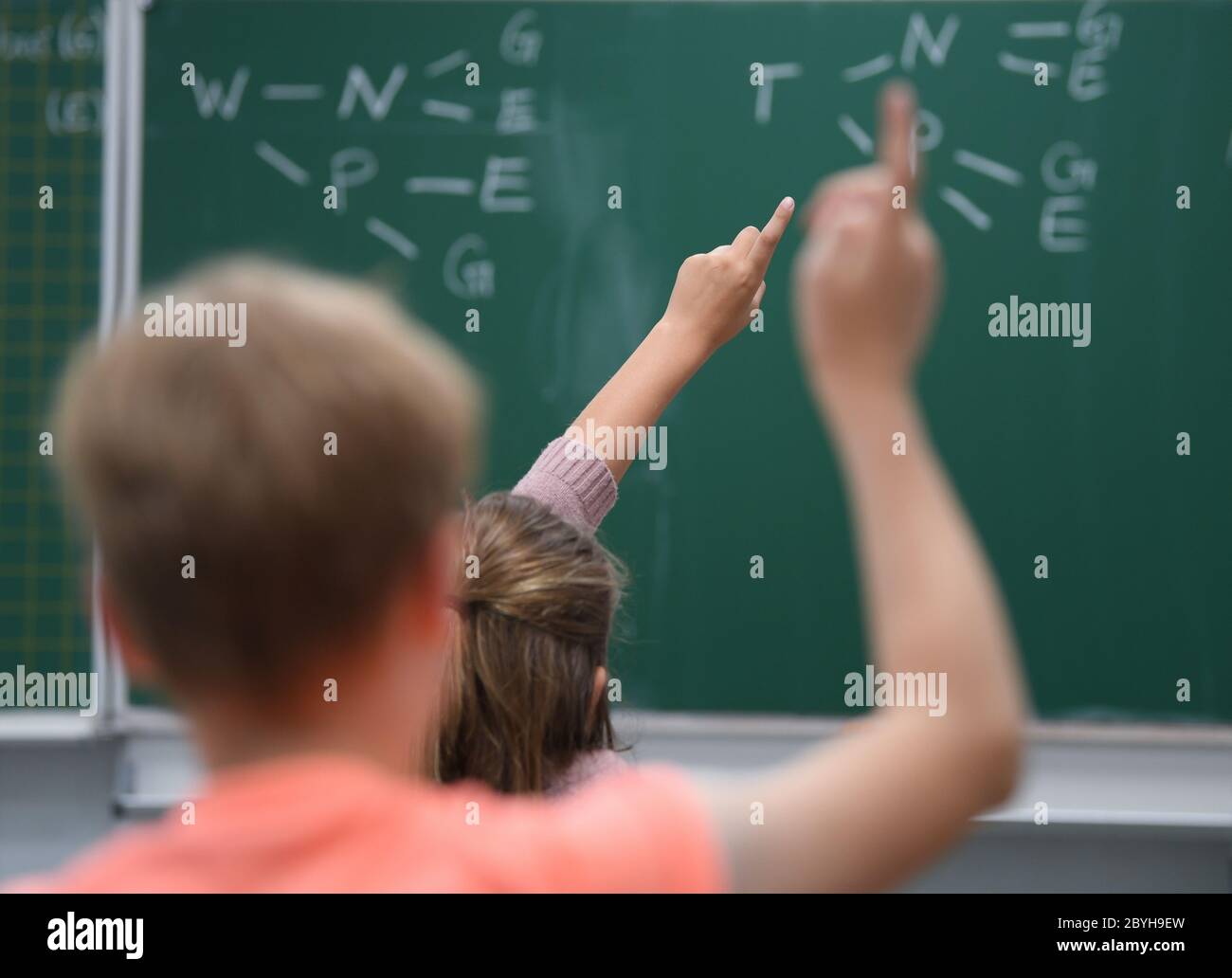 Wiesbaden, Germany. 10th June, 2020. Pupils of class 4c of the Robert ...