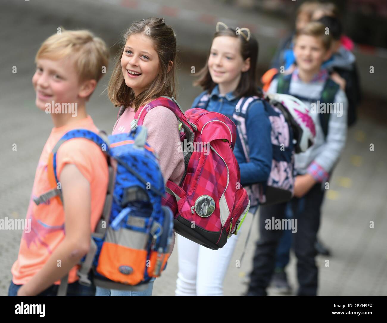 Wiesbaden, Germany. 10th June, 2020. Pupils of the fourth grade of the ...