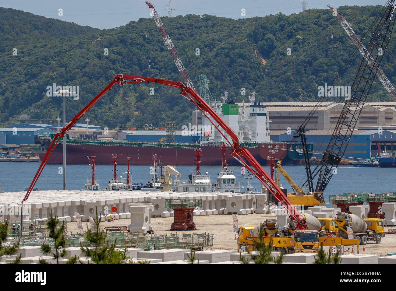 Hyundai mipo dockyard hi-res stock photography and images - Alamy