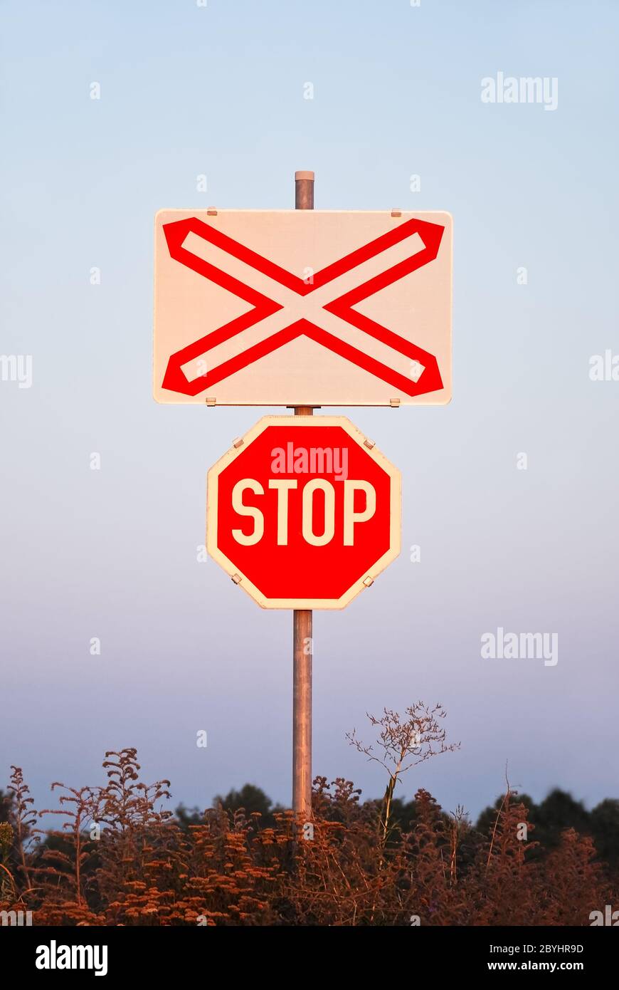 Railway crossing stop sign hi-res stock photography and images - Alamy