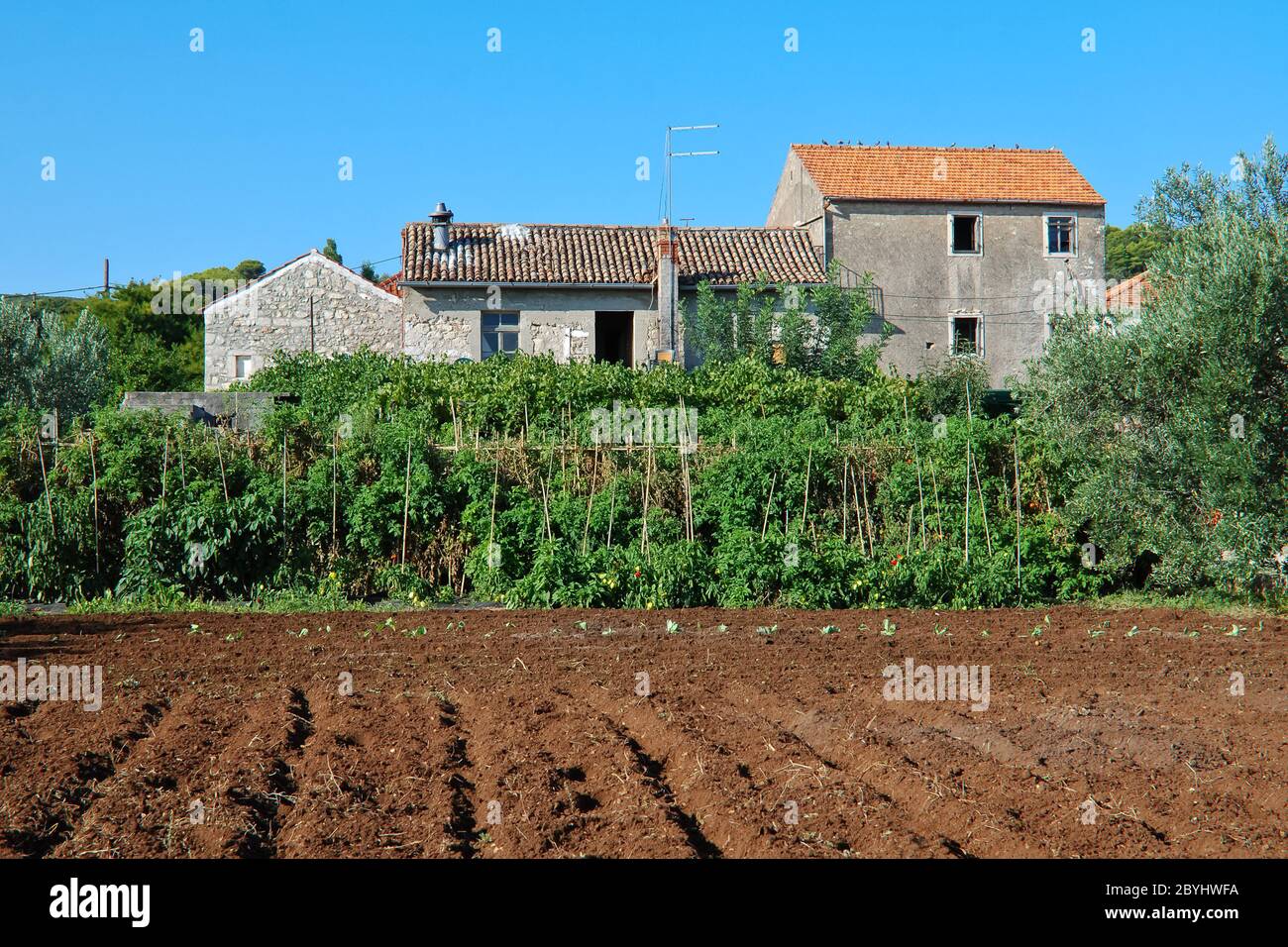 Field and farmhouse hi-res stock photography and images - Alamy