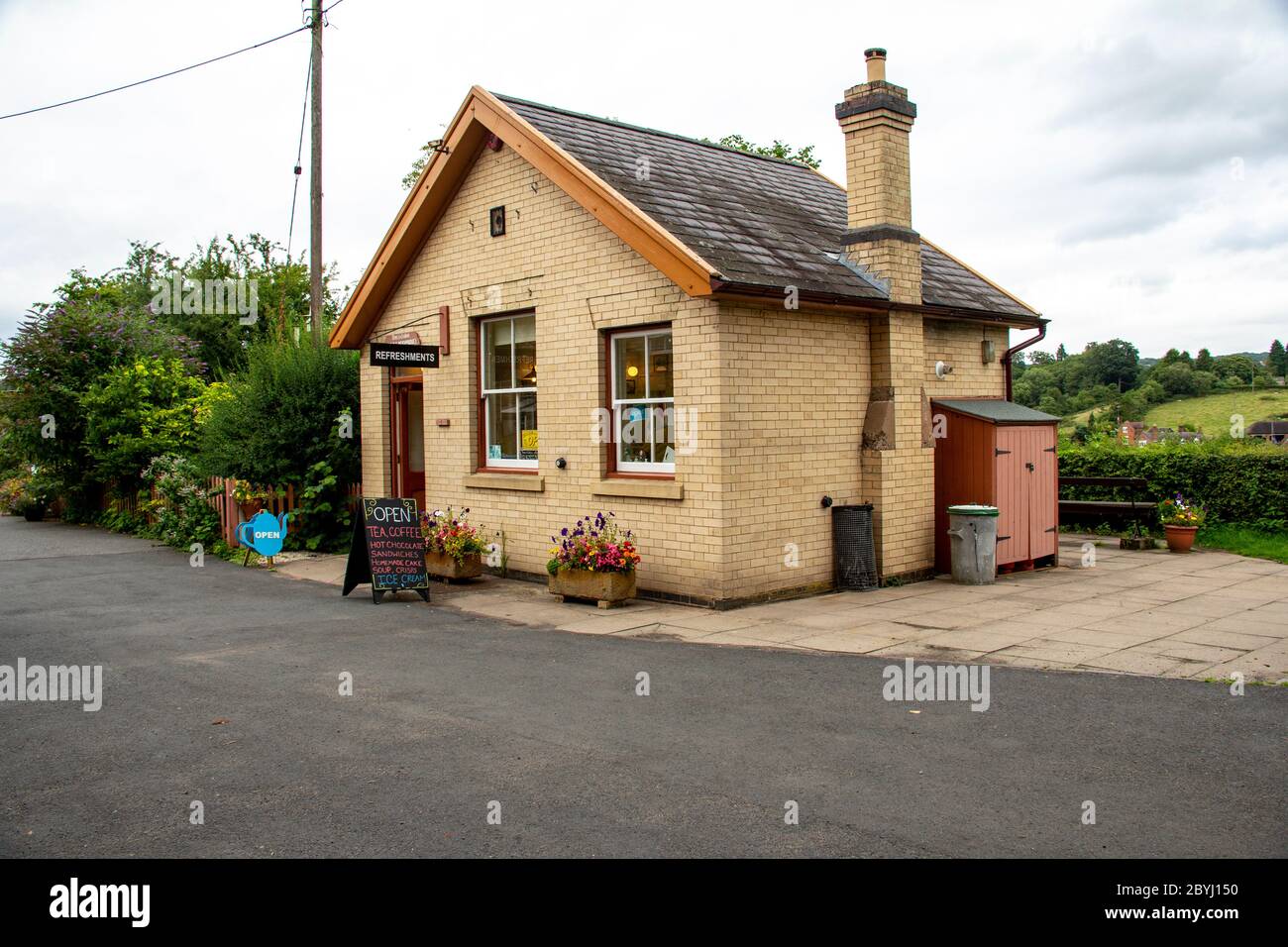 Quaint cafe hi-res stock photography and images - Alamy