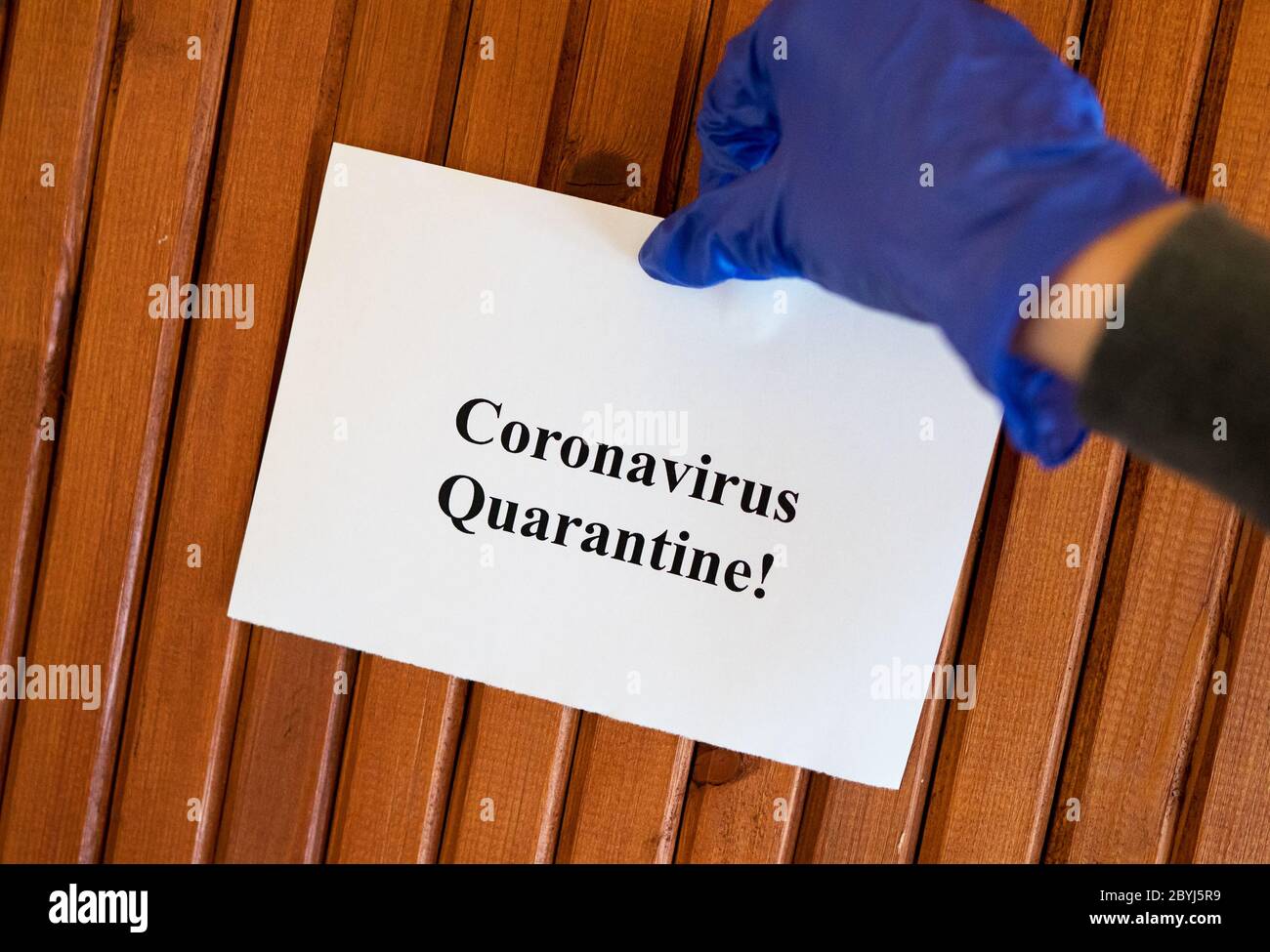 Coronavirus quarantine sign on the apartment door Stock Photo - Alamy