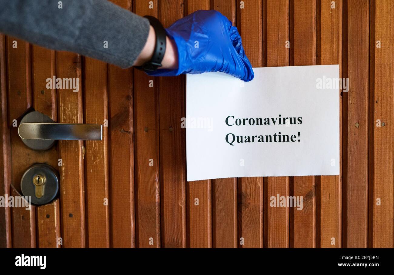 Coronavirus quarantine sign on the apartment door Stock Photo - Alamy